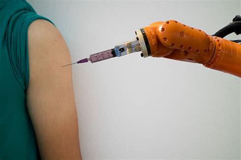 스마트 로봇 의료 개념 의사 로봇 하려고 환자의 위 팔에 약을 주사 그것은 도움이 빠른 복구 시간 지역 외관이 손상 및 더 낮은