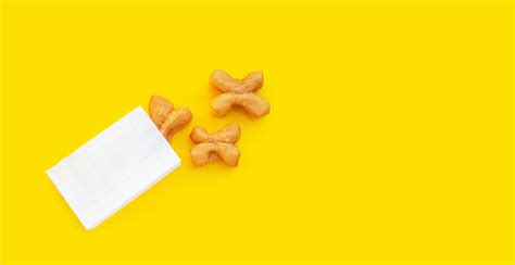 튀긴 반죽 스틱이나 노란색 배경에 중국 빵 스틱 0명에 대한 스톡 사진 및 기타 이미지 0명 Cruller 깊은 Istock