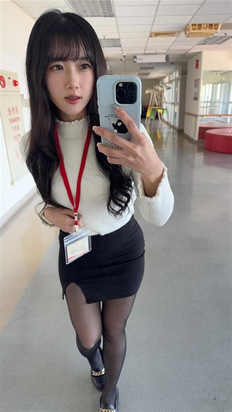 每次帶badge都覺得有上班的儀式感 看起來是值得信賴的公務員嗎ଘ੭ˊ꒳ ˋ੭ ˙˚ 公務員日常