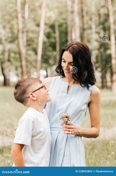 Madre Joven Con Su Hijo En El Parque En Verano Feliz Paseo Familiar Por El Parque Imagen De