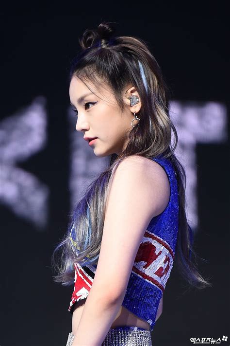 Pin By KateAngelDevil On Itzy Yeji Fanart Gifs And Other Stuff How To Show Love Itzy