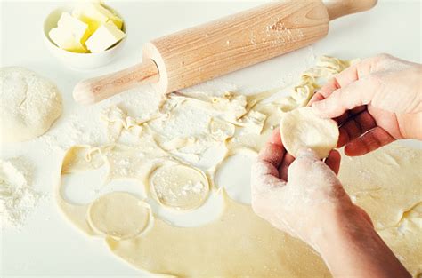 전통적인 러시아어 Pelmeni 라비 올 리 흰색 콘크리트 바탕에 고기만 두 파 슬 리 메 추 라 기 계란 후추 로즈마리 베이