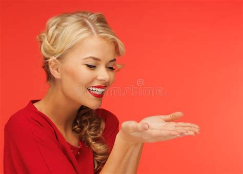 Vrouw Die Iets Op De Palmen Tonen Stock Afbeelding Image Of Toevallig