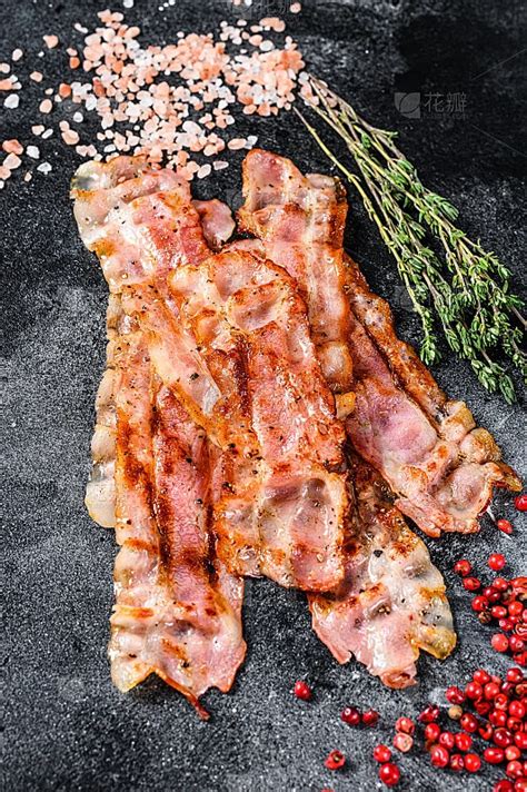 烤猪肉培根。有机肉。黑色背景。俯视图素材 花瓣网