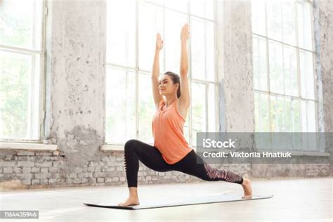 Mindfulness 집에서 요가를하는 여자는 매트 손에 서서 행복한 미소를 지으며 요가에 대한 스톡 사진 및 기타 이미지