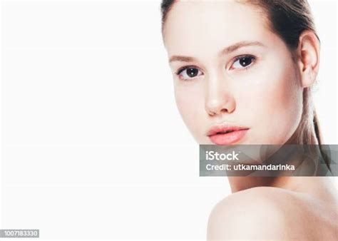 화장 여자 얼굴 아름 다운 갈색 머리 여름 메이크업 뷰티 패션 여자 모델 핑크 입술 가루로 빻은에 대한 스톡 사진 및 기타