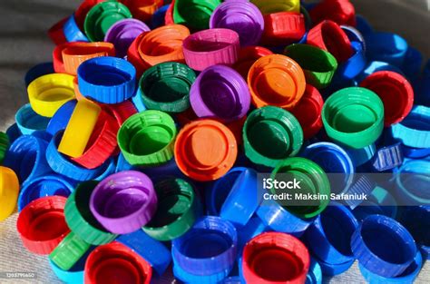 플라스틱 병 캡 배경입니다 캡 재료는 재활용 할 수 있습니다 플라스틱 병에서 뚜껑을 제거한 후 재활용하십시오 플라스틱 병 캡 재활용 및 가공 0명에 대한 스톡 사진 및 기타