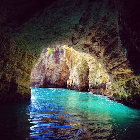 Premium Photo River Flowing Through Natural Arch