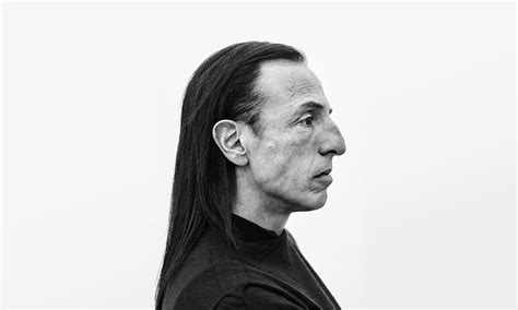 Is Majid Moussavi Left Handed