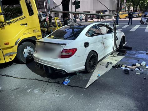 影賓士車翻了男稱閃車失控自撞分隔島翻車 駕駛、乘客受傷送醫