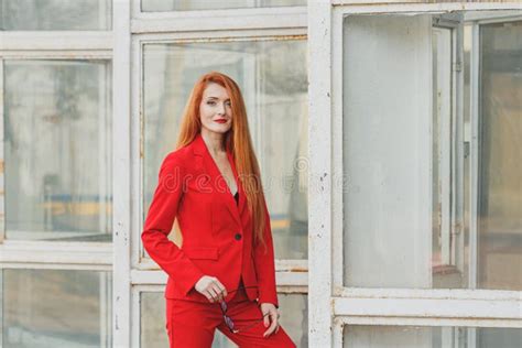 Hermosa Chica De Cabello Rojo Vestida Con Un Traje De Negocios Rojo