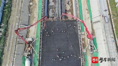 全线首节顶板浇筑完成！无锡大成路快速化工程隧道建设已初具雏形施工钢筋项目
