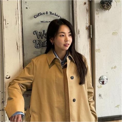 안소희 트렌치코트 메종키츠네 하프집업 니트 봄코디 네이트뷰