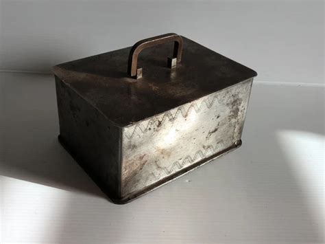 ANCIENNE CAISSE BOITE COFFRE EN métal caissette avec la clé EUR