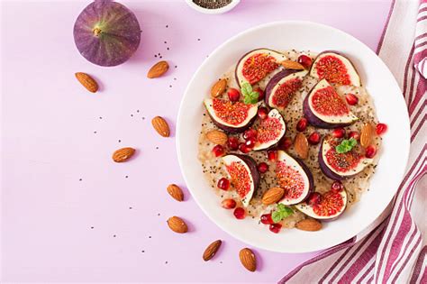 맛있고 건강 한 오트밀 무화과 아몬드 Chia 씨앗 건강 한 아침 식사입니다 피트 니스 음식입니다 적절 한 영양입니다 플랫이