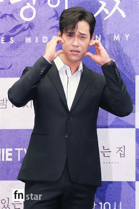 포토 최재림 마음이 불편한 표정 헉스