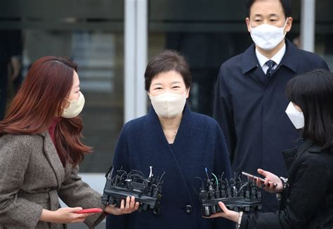 밝은 표정으로 퇴원하는 박근혜 전 대통령 전자신문