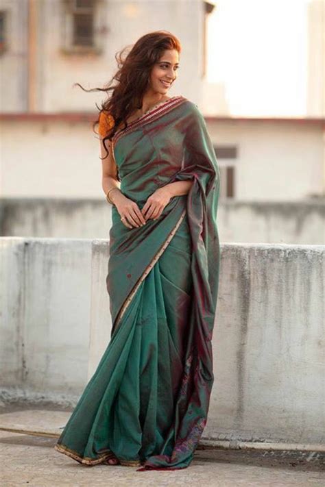 Pin By Gayatri Palleti On Indian Saree Models Elegant Saree Saree Photoshoot