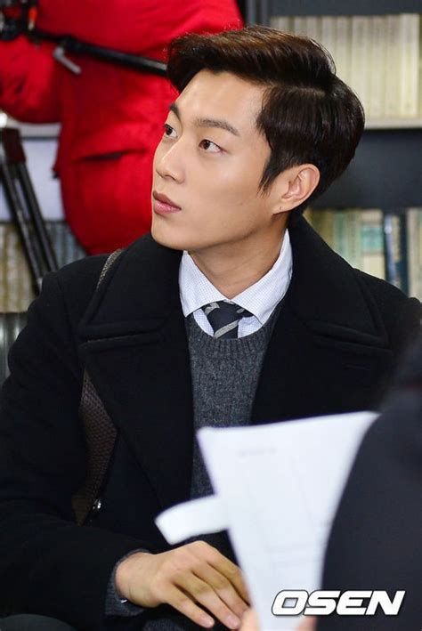 【photo】beast ユン・ドゥジュン「ゴハン行こうよ」の撮影に参加“現場でも映える美肌” Kstyle