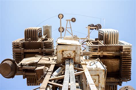 Ac 고전압 전원 변압기 태국에서 고전압을 저전압으로 바꾸는 콘크리트 극의 분배 변압기를 통해 최종 사용자에게 전기 에너지 전송 0명에 대한 스톡 사진 및 기타 이미지