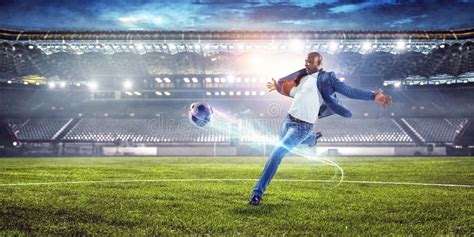 O Homem Negro Joga Seu Melhor F Sforo De Futebol Meios Mistos Imagem De