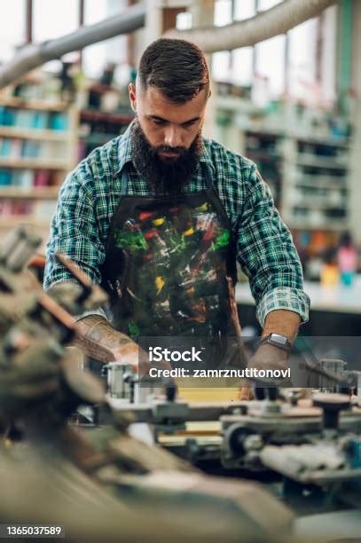 작업장에서 인쇄기를 사용하는 동안 프레임에 잉크를 누르는 남성 노동자 실크 스크린에 대한 스톡 사진 및 기타 이미지 실크 스크린 인쇄기 공사장 인부 Istock