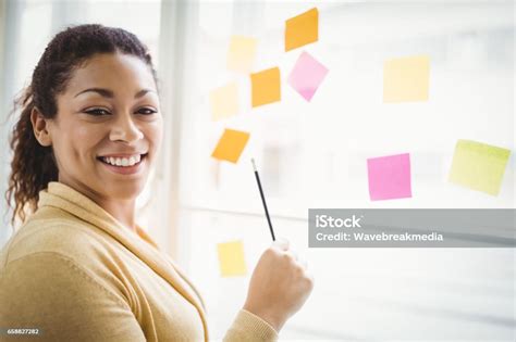 창의적인 사무실에 접착 메모에 작성 하는 사업가의 초상화 20 24세에 대한 스톡 사진 및 기타 이미지 20 24세 20