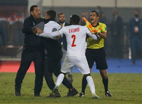خناقة بين لاعبي الأهلي والزمالك عقب نهائي القرن وطرد مصطفى محمد