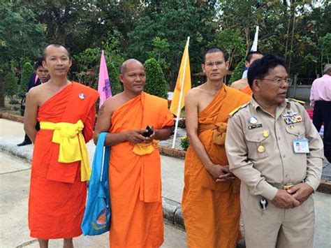 พาญาติโยมบ้านดอนหันหมู่ที่ ๑๓ ไปร่วมงานรับป้ายหมู่บ้านรักษาศีล ๕ ทึ่ มจร วัดดอนทอง บ้านดอน