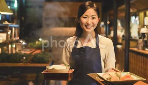 居酒屋で料理を運ぶ女性店員 No 28592419｜写真素材なら「写真ac」無料（フリー）ダウンロードok