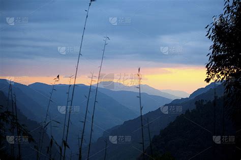 日落时分雄伟的喜马拉雅山，尼泊尔