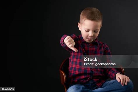 거절손 제스처를 주는 백인 불행 한 작은 귀여운 소년의 감정적인 초상화 닫기 개념에 대한 스톡 사진 및 기타 이미지 개념