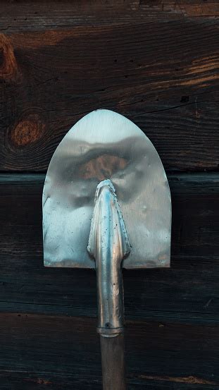 오래 된 녹슨 삽 소품 에 대 한 오래 된 나무 벽 나무 질감 배경 0명에 대한 스톡 사진 및 기타 이미지 0명 갈퀴