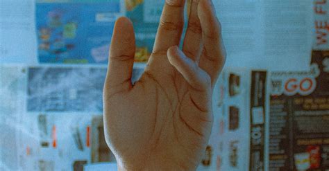 가벼운 광고 구성 그림자 기록한 것 높인 대조 배경 배경을 흐리게 범위 뻗다 세로 방향 소통 손 손가락 손바닥손 신문 용지 신호 야자나무