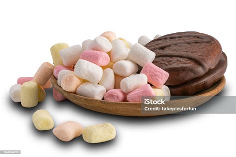 초코 파이와 흰색 배경에 나무 접시에 여러 가지 빛깔의 마시멜로의 더미 0명에 대한 스톡 사진 및 기타 이미지 0명 가루