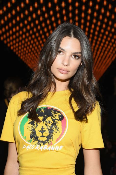 Emily Ratajkowski Arrives At Paco Robanne Show At Paris Fashion Week 09