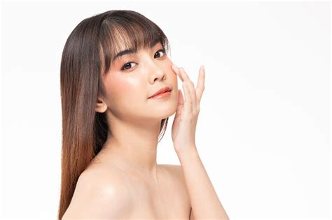 뷰티 아시아 여성 초상화 얼굴 과 피부 케어 건강 한 머리와 피부 닫기 얼굴 뷰티 초상화 뷰티 컨셉 곱슬 머리에 대한 스톡 사진 및 기타 이미지 Istock