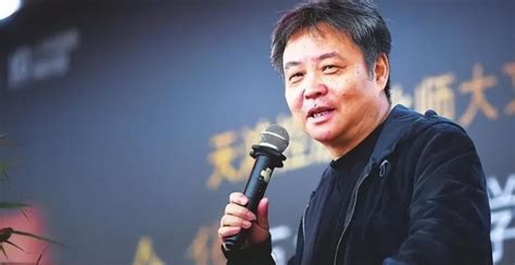 余华火到香港了？发型凌乱被笑“潦草小狗”，他是文化圈顶流吗？腾讯新闻