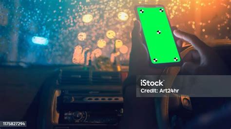 드라이버는 비오는 날에 거리에 전화 화면 녹색 배경 보케를 사용합니다 소프트 포커스 감방에 대한 스톡 사진 및 기타 이미지 감방 고속도로 교통 Istock