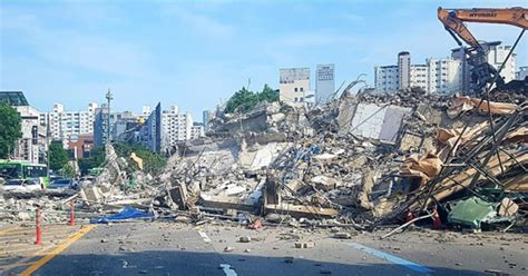 광주 철거하던 건물 붕괴 버스 매몰 8명 중상종합
