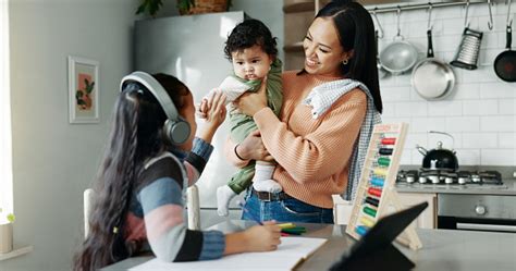 온라인 학습 학교 프로젝트 및 수업을 위한 엄마와 아기와 함께 태블릿 교육 및 어린이 가족 디지털 기술 및 지식에 대한 숙제 집에서 어머니와 함께 공부 및 시험을 치르는