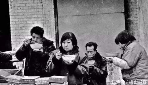 80年代老照片，清纯美女田间劳作笑容迷人，车模坐摩托上长腿抢眼