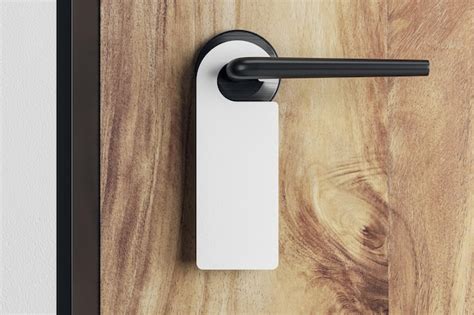 목조 문에 있는 빈 색 표지판의 클로즈업 모의 3d 렌더링 프리미엄 사진