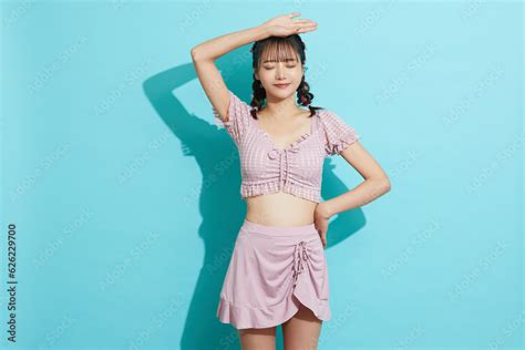 水着を着た若い女性の青背景のポートレート Stock Gamesageddon