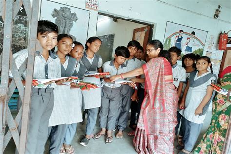 2 Lakh Tricolours Distributed To Students The Live Nagpur