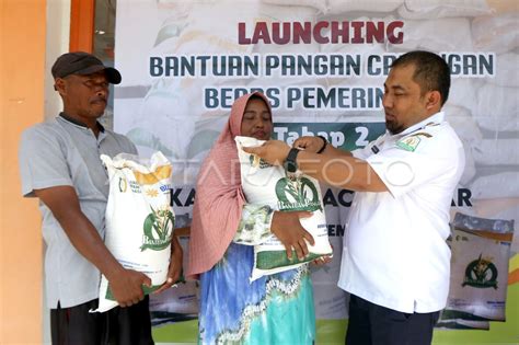 Distribusi Beras Bantuan Pangan Tahap Dua ANTARA Foto