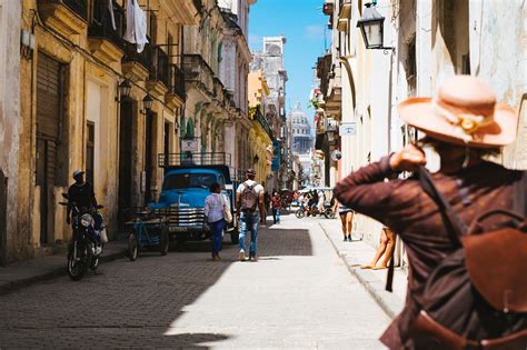 街を詮索する旅人とキューバの街並みの写真素材 ぱくたそ