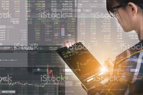 비즈니스 여자 Hipster 셔츠 체크 주식 시장 그래프 플레어 빛 비즈니스 거래 개념에 대 한 태블릿을 들고 안경의 이중 노출