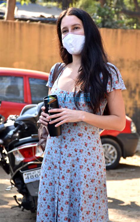 Photos Isabel Kaif Spotted In Versova Isabel Kaif Images Bollywood Hungama