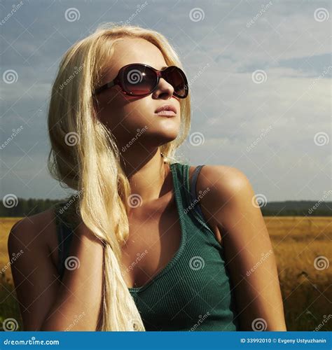 Muchacha Rubia Hermosa En El Field Beauty Woman Sunglasses Foto De Archivo Imagen De Aire